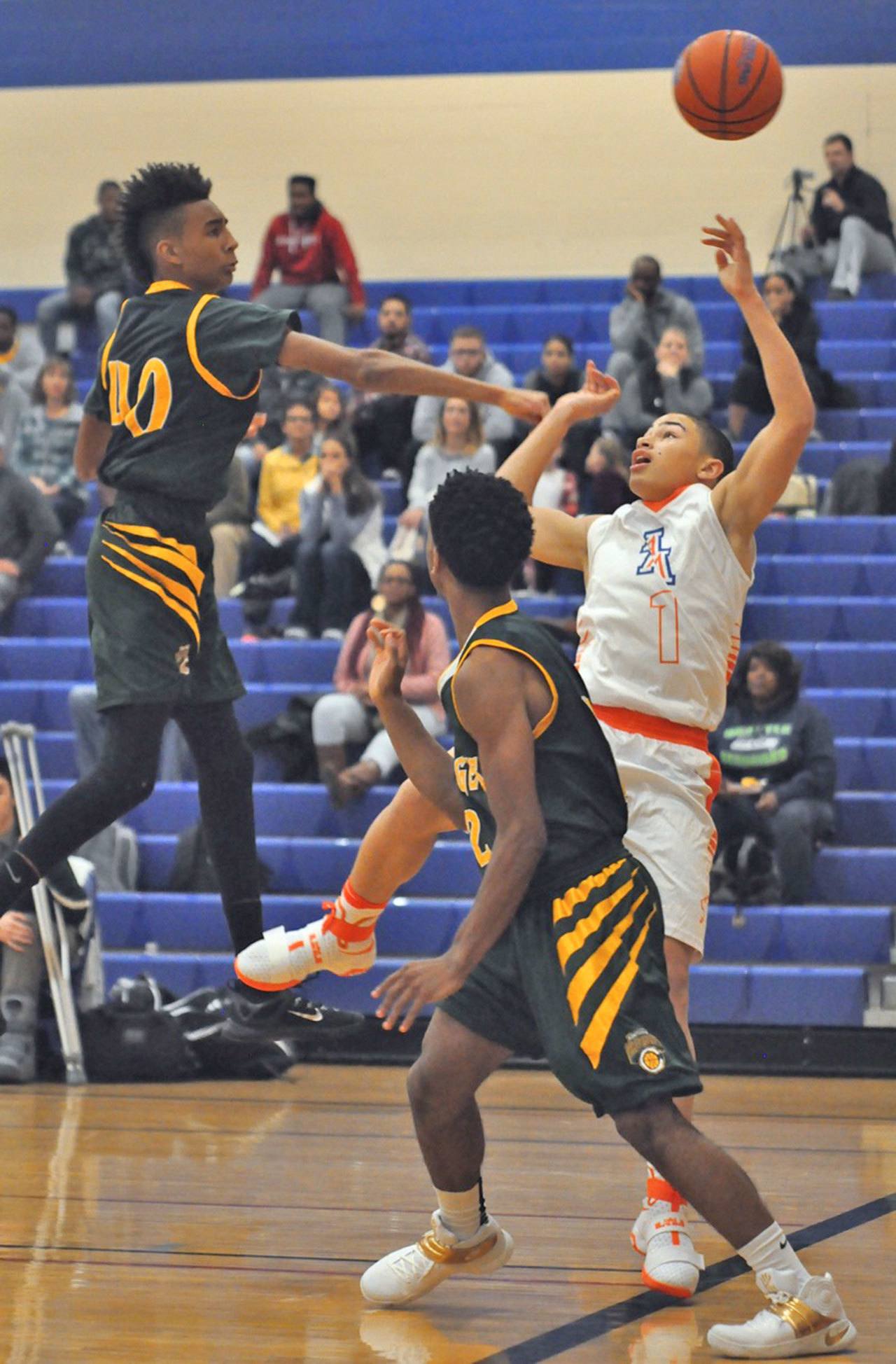 Chargers roll to win in season opener | Kent Reporter