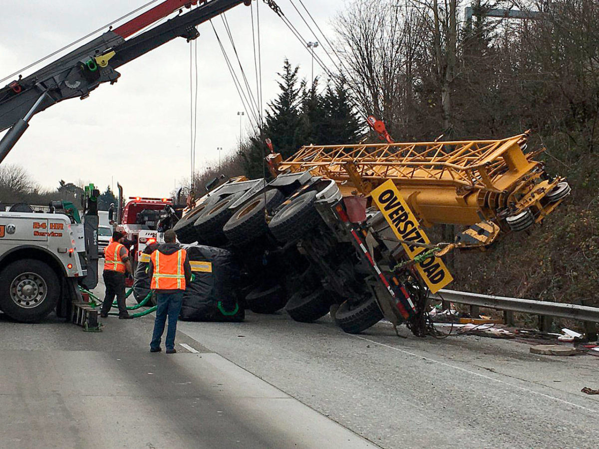 Mobile crane crashes on I-5 near Kent | Kent Reporter
